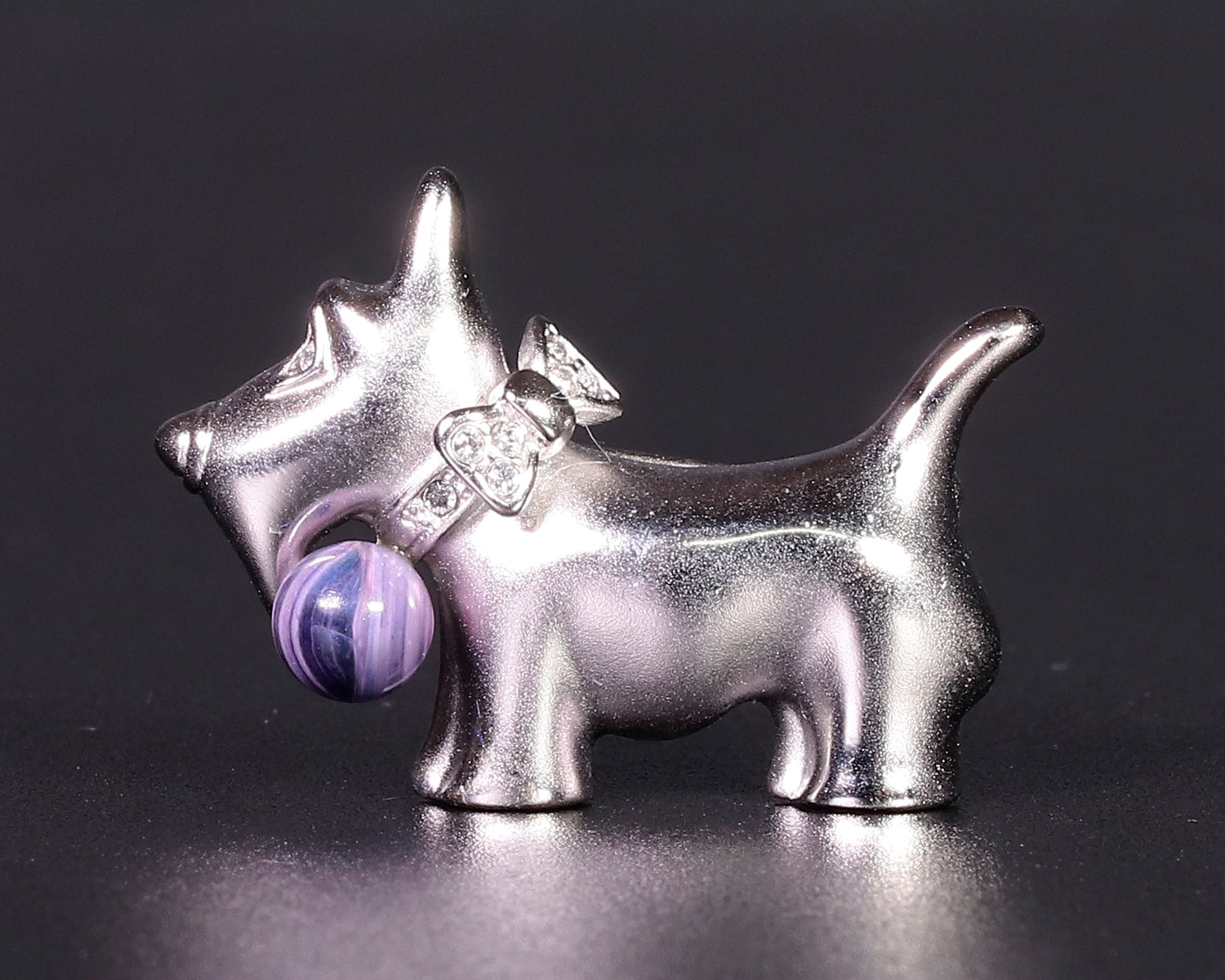 "A Dog" motif brooch with a small purple Go stone – kurokigoishiten